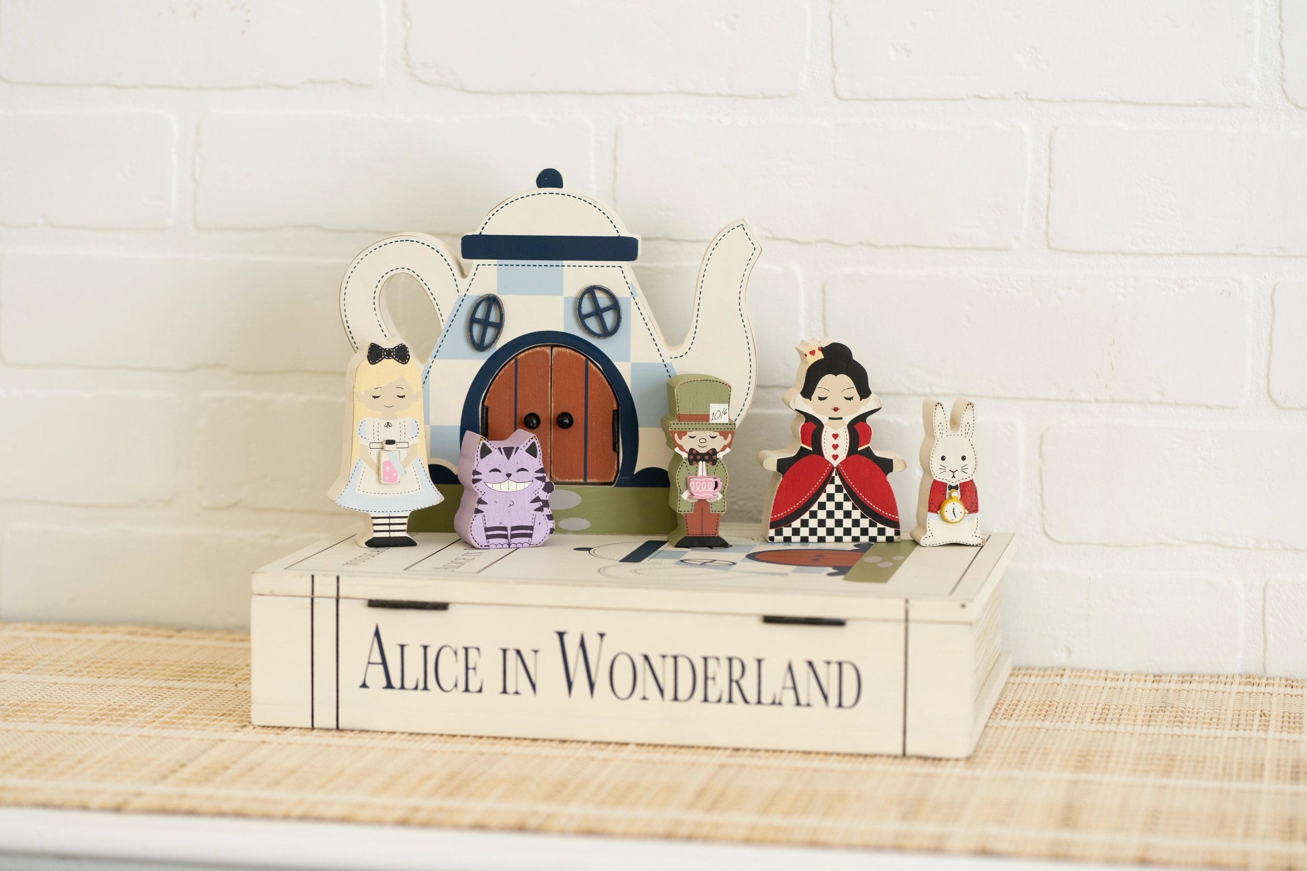 Woodlands Storybook - Alice in Wonderland – Landmarks Unlimited